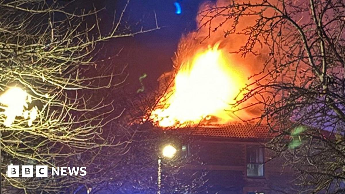 University of Warwick students evacuated after fire in halls - BBC News