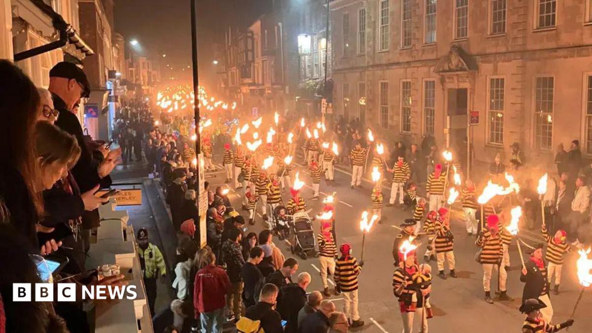 Visitors warned to avoid the Lewes Bonfire event - BBC News