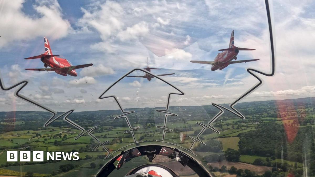 Red Arrows commemorate Canadian airmen shot down in Dorset in WW2 - BBC ...