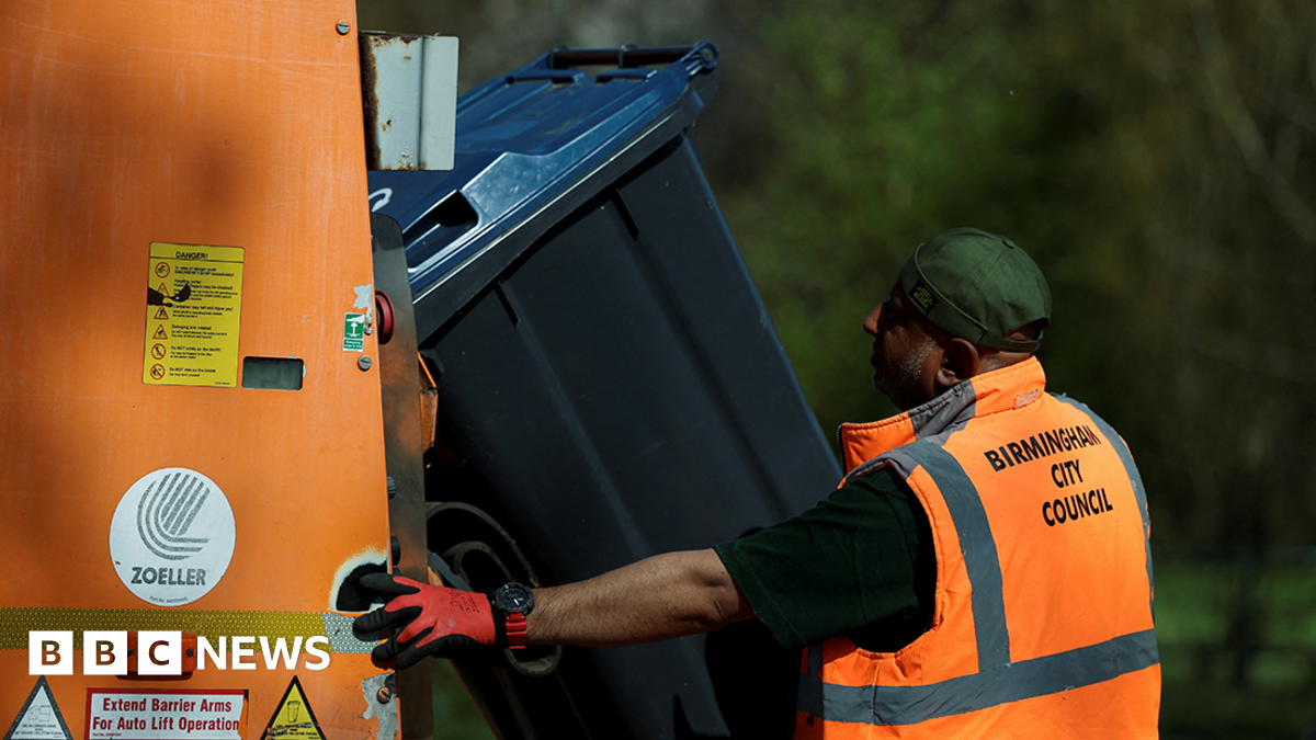 Birmingham bin strike reaches six-month mark - BBC News