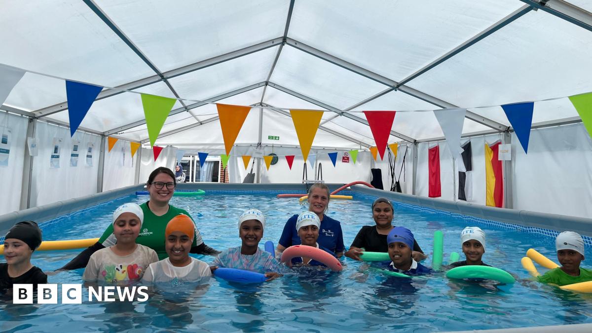 Swindon pupils 'absolutely buzzing' in pop-up pool lessons - BBC News