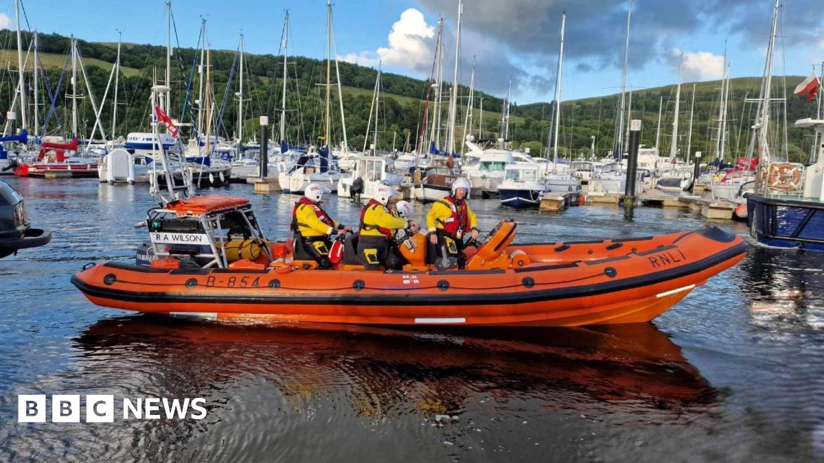 RNLI lifeboat capsizes during Clyde rescue - BBC News