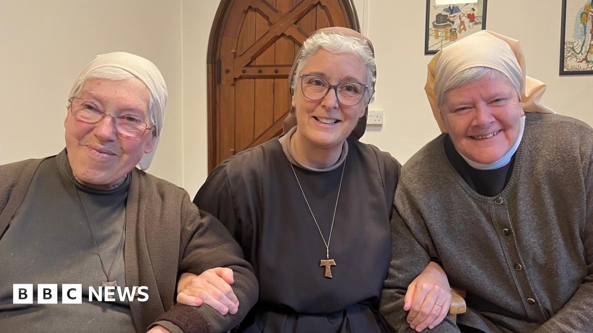 Poor Clares of Arundel bid for Christmas number one - BBC News