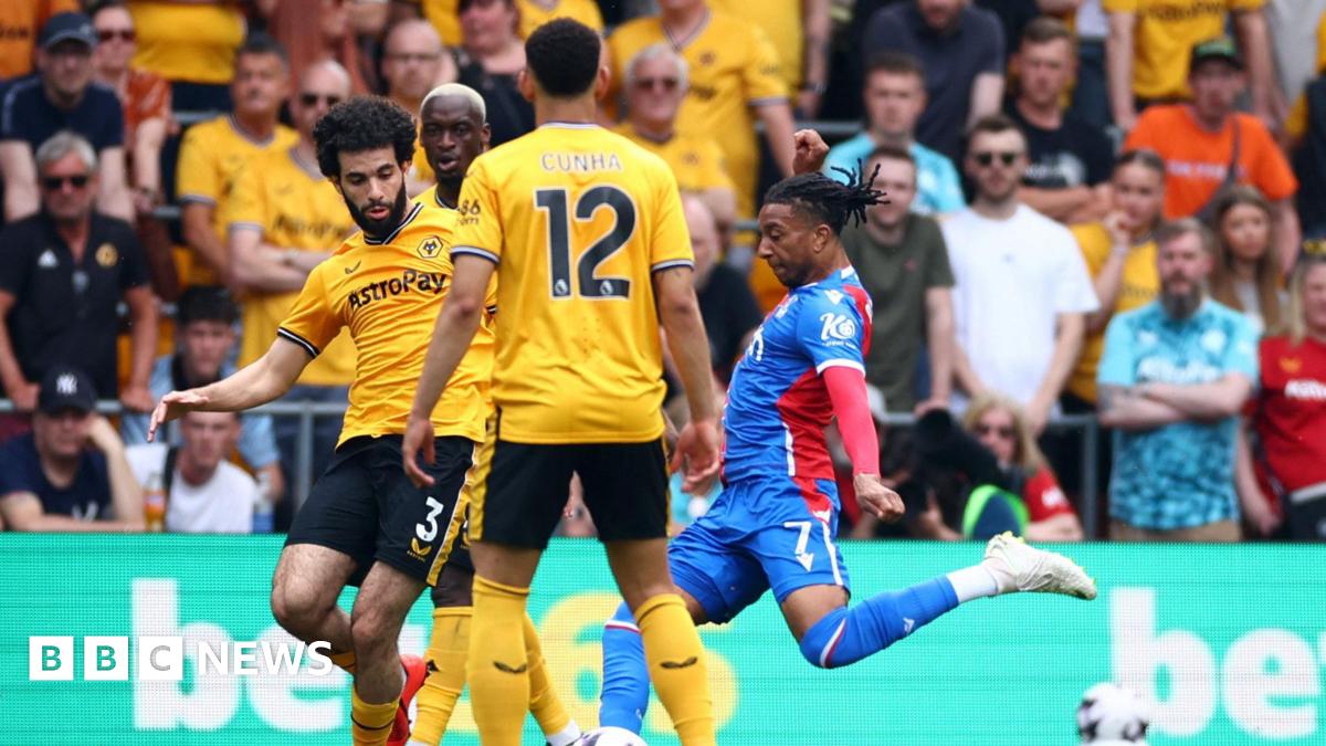 Wolves fans to meet in season ticket hike protest - BBC News