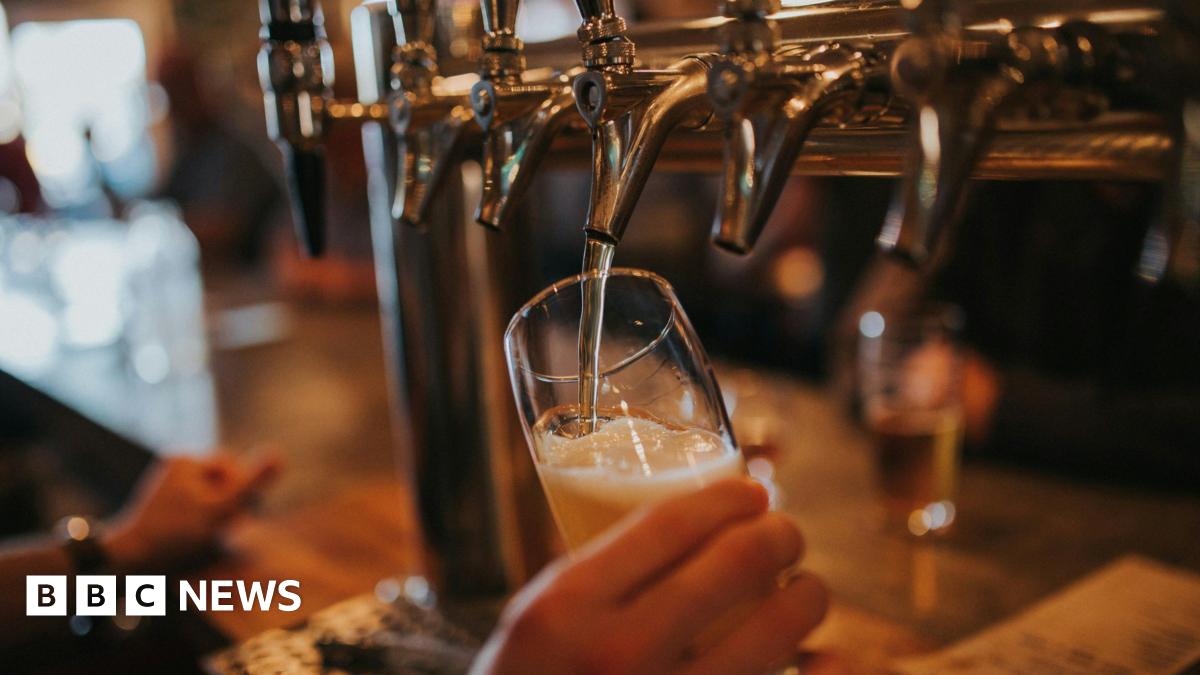 'Massive whodunnit' after pub quiz team banned for cheating - BBC News