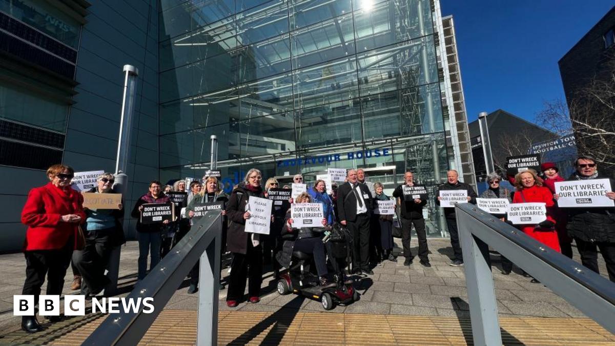 Protests as Suffolk library services taken back by council - BBC News