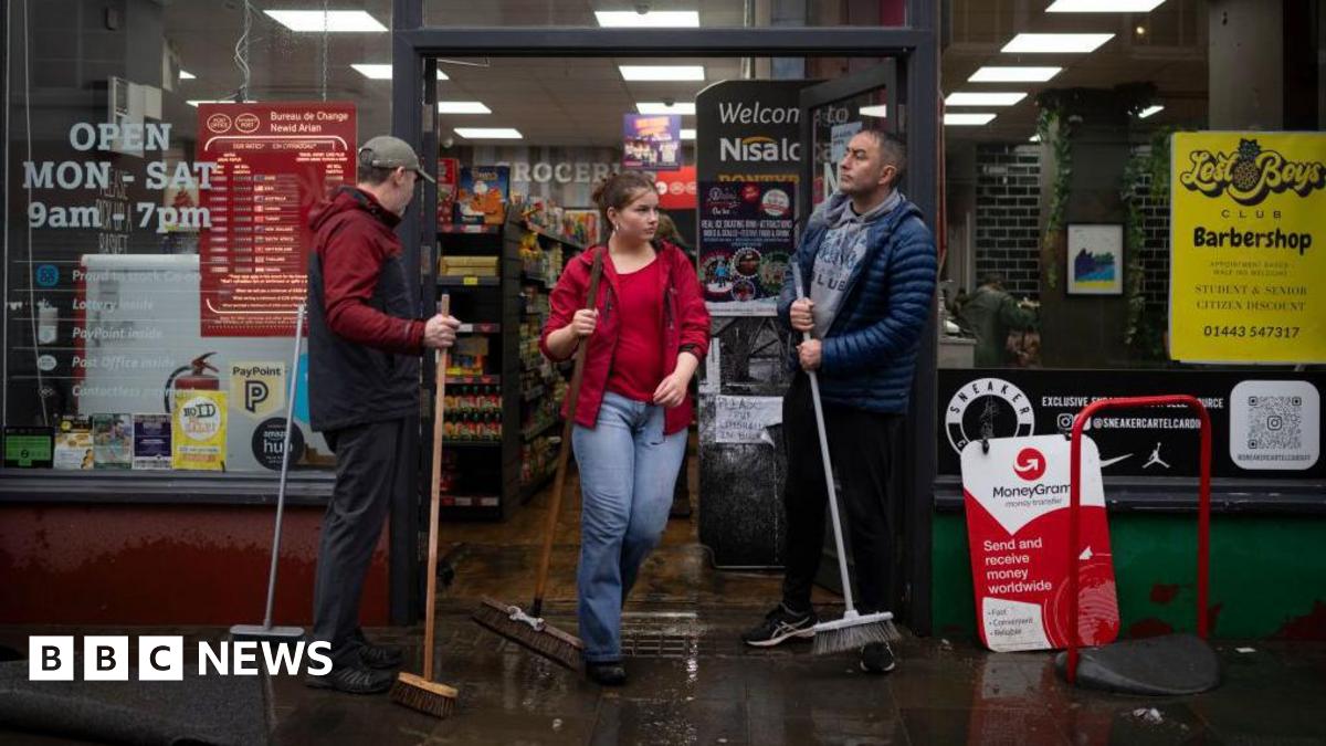Pontypridd residents angry after Storm Bert causes flooding - BBC News