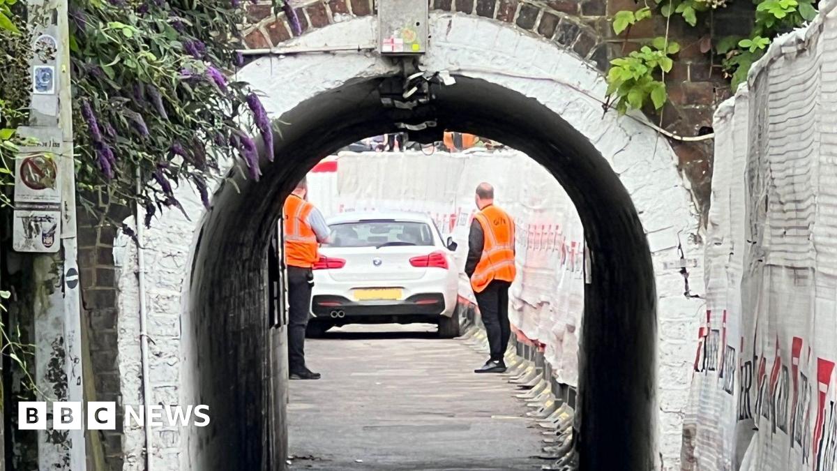 Oxford: Car gets stuck in pedestrian walkway - BBC News