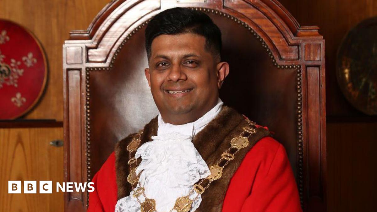 Ex Enfield mayor Mohammed Islam apologises over visa conduct - BBC News