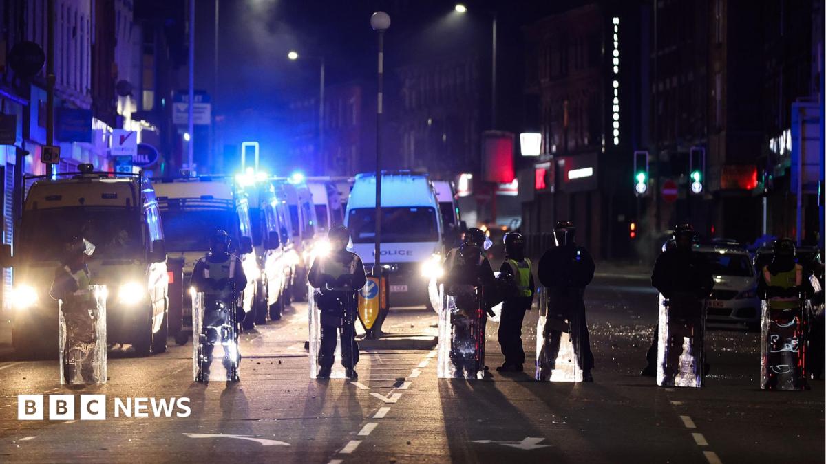 Liverpool: Man hurt hand throwing bricks at police in disorder - BBC News