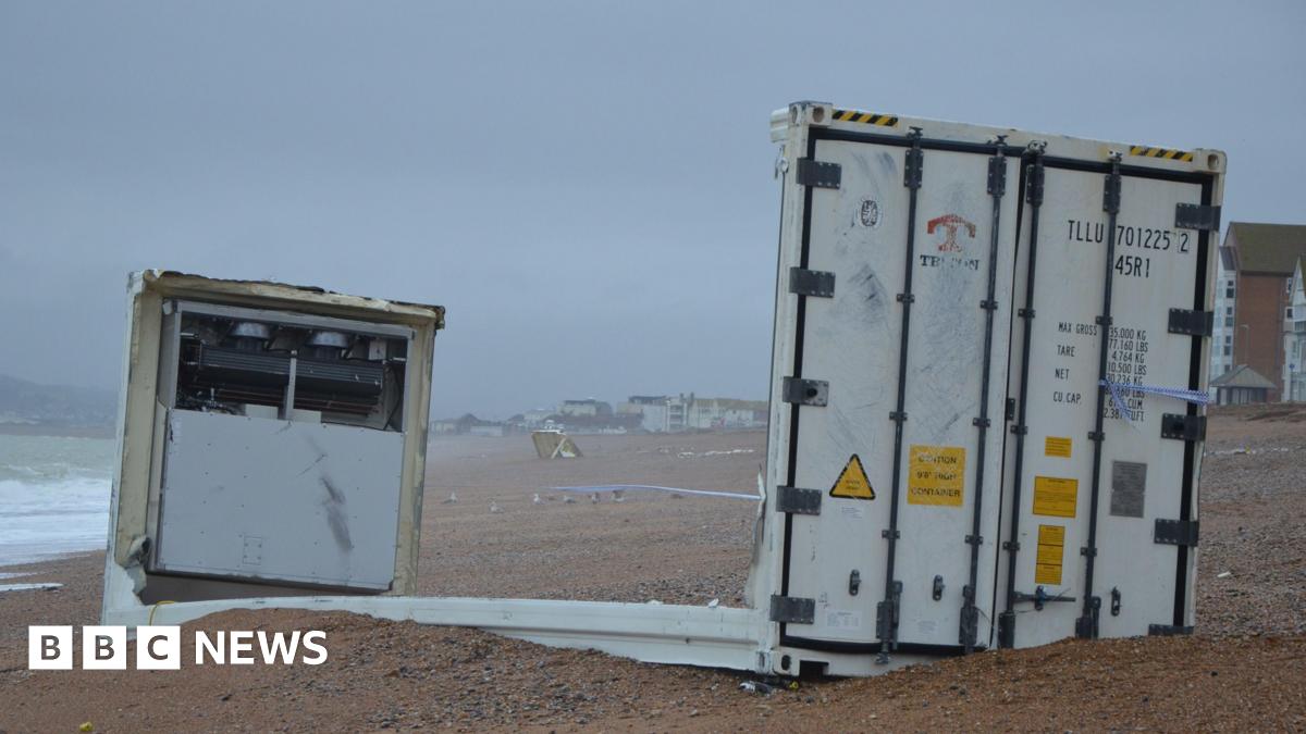 More spilled containers wash up in Sussex after Solent spills - BBC News