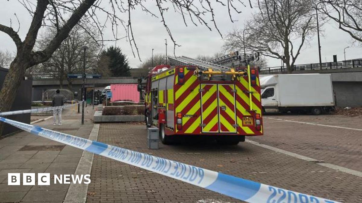 Fire closes Milton Keynes Market until further notice - BBC News