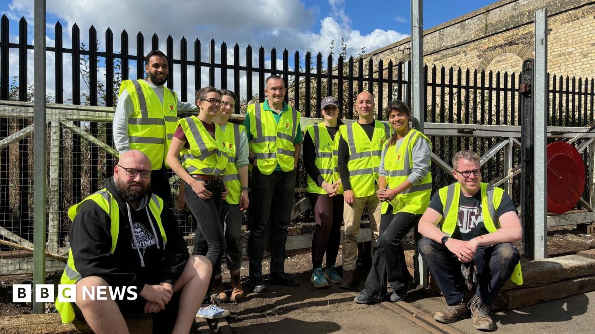 Lowestoft railway heritage project gets boost from volunteers - BBC News