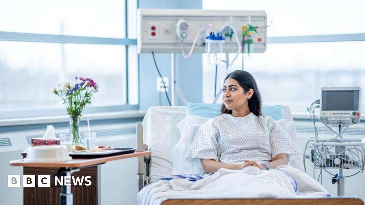 Cancer 'biggest killer of women' in North East - BBC News