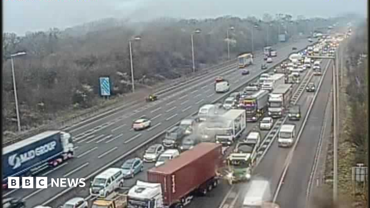 M25 Lakeside delays after crash on QEII bridge crossing - BBC News