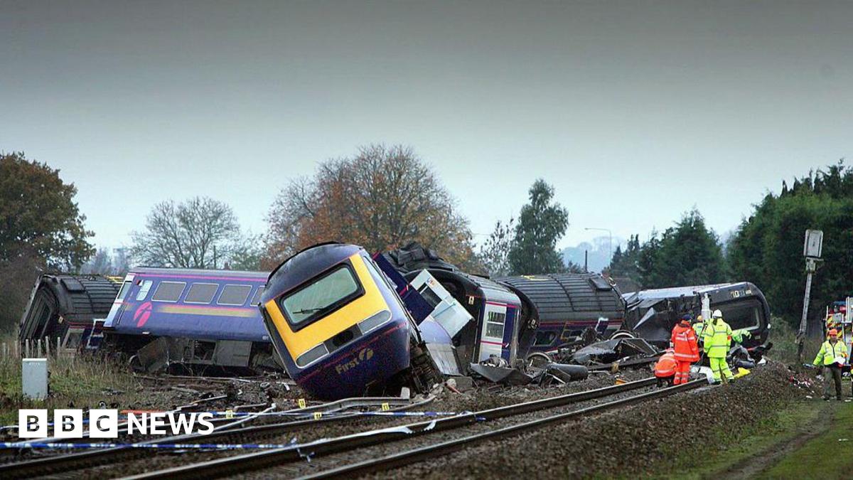 Remembering the Ufton Nervet rail crash in Berkshire 20 years on - BBC News