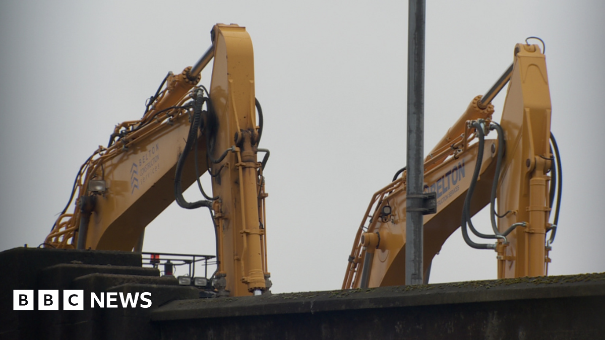 Belfast: Diggers move in ahead of Boyne Bridge demolition - BBC News