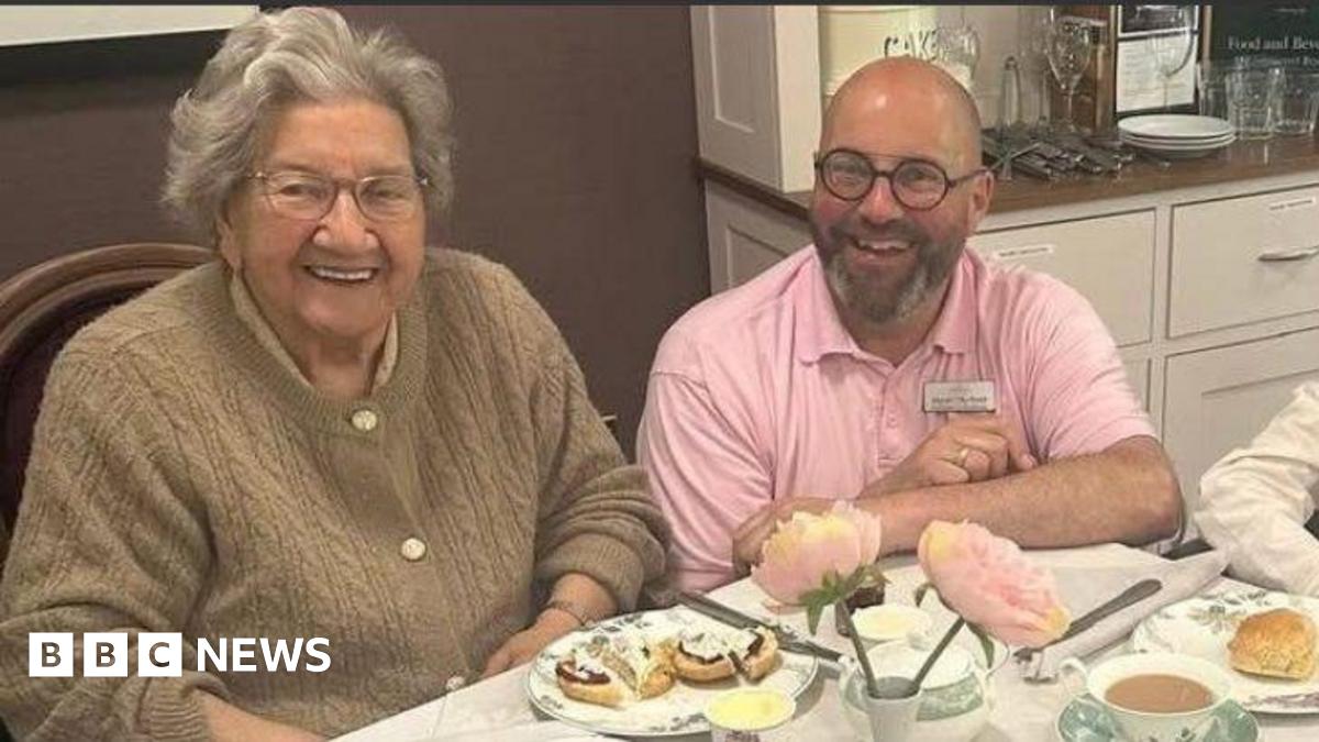 Savoy tea for two comes true at Northampton care home - BBC News