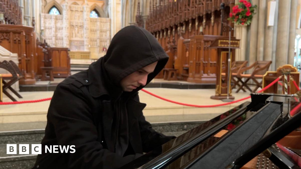 Penzance homeless pianist raises money for charities - BBC News