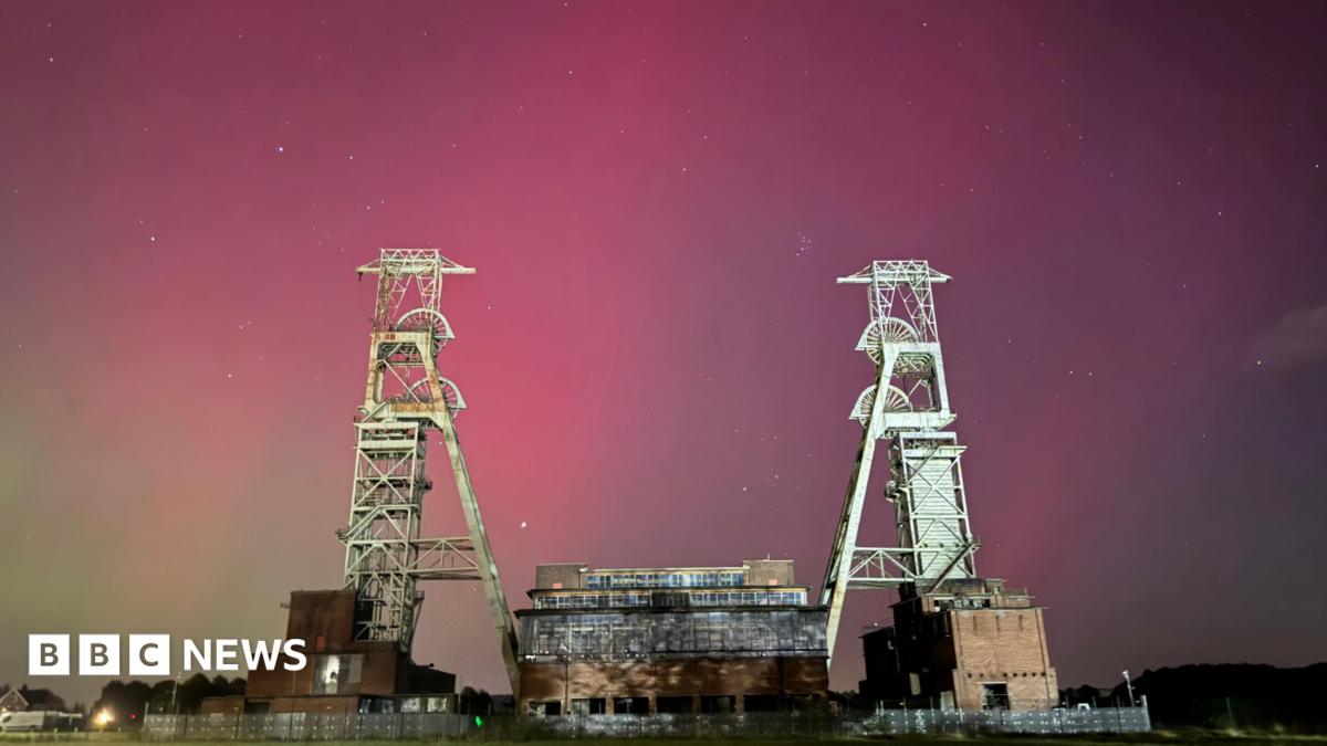 Northern lights dazzle across East Midlands - BBC News