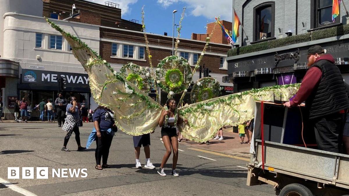 Roadworks forces Northampton Carnival route change - BBC News