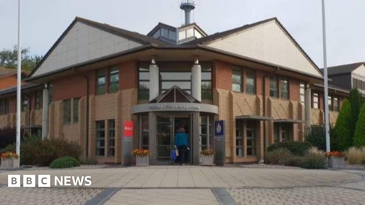 Bristol: Detective banned for inappropriate sexual relationships - BBC News