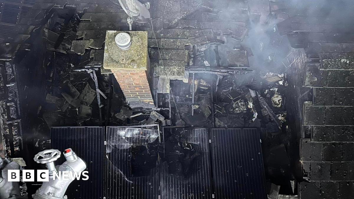 Bicester fire investigated after blaze destroys roof - BBC News