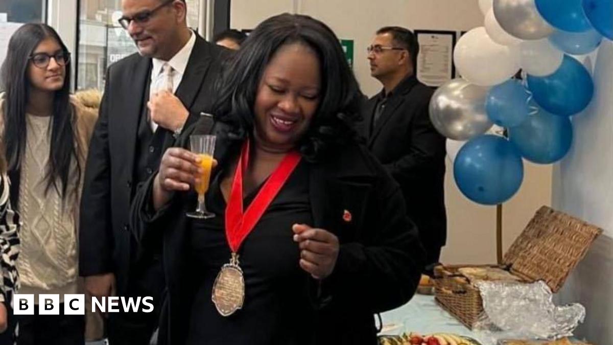 Repairs to Folkestone Mayor's ceremonial badge will cost £1,650 - BBC News