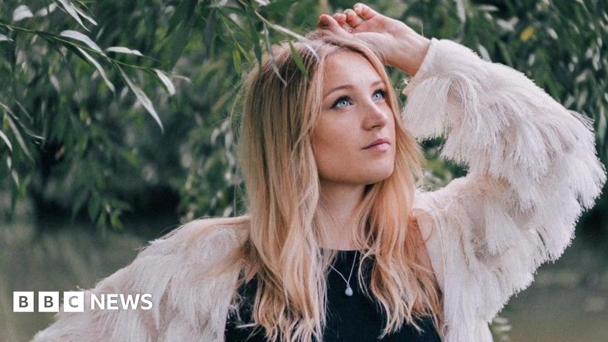 'Overwhelming support' for Dolly Mavies after JD Vance walkout - BBC News