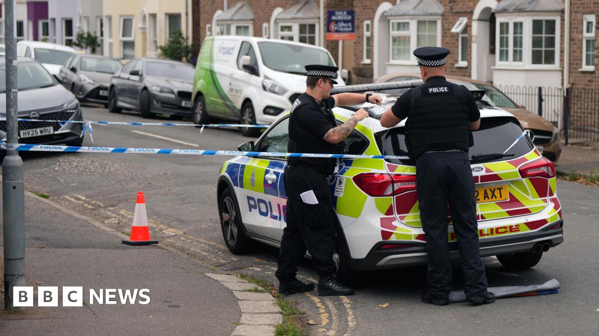 Worthing man, 18, in hospital after Bognor Regis stabbing - BBC News