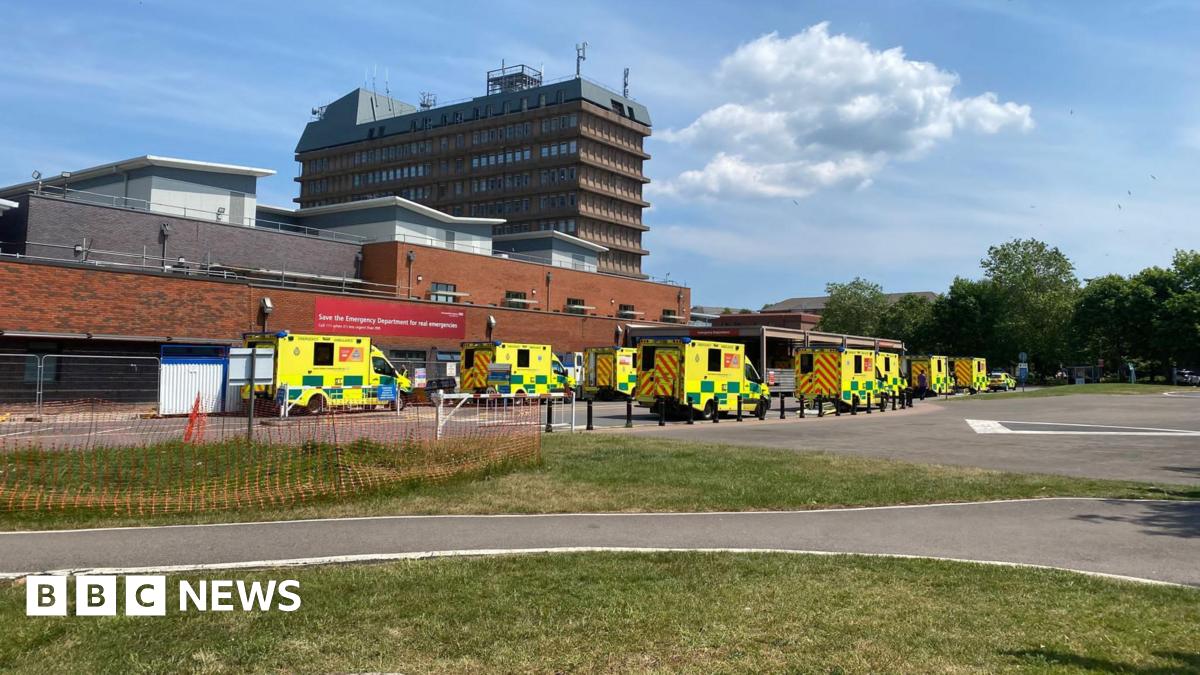 Ambulance service misses all Gloucestershire response time targets - BBC News