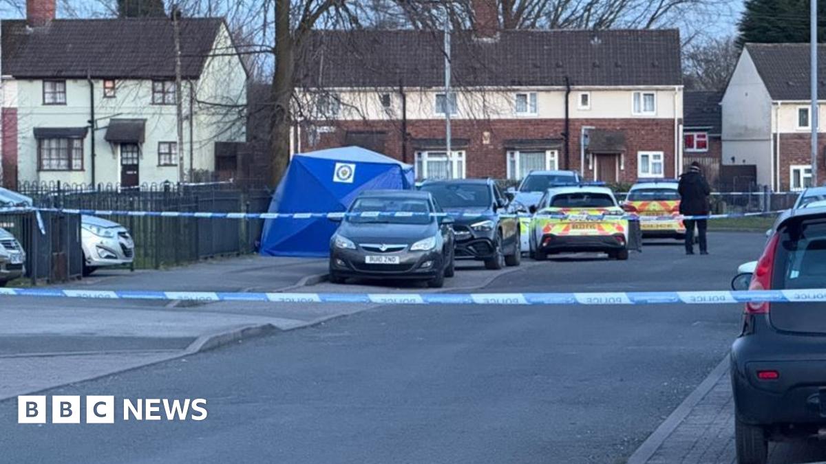 Murder inquiry as man shot dead in Wolverhampton - BBC News