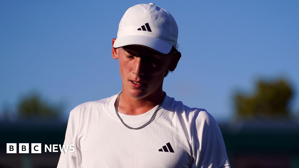 Wolverhampton's Henry Searle impresses in senior Wimbledon debut - BBC News