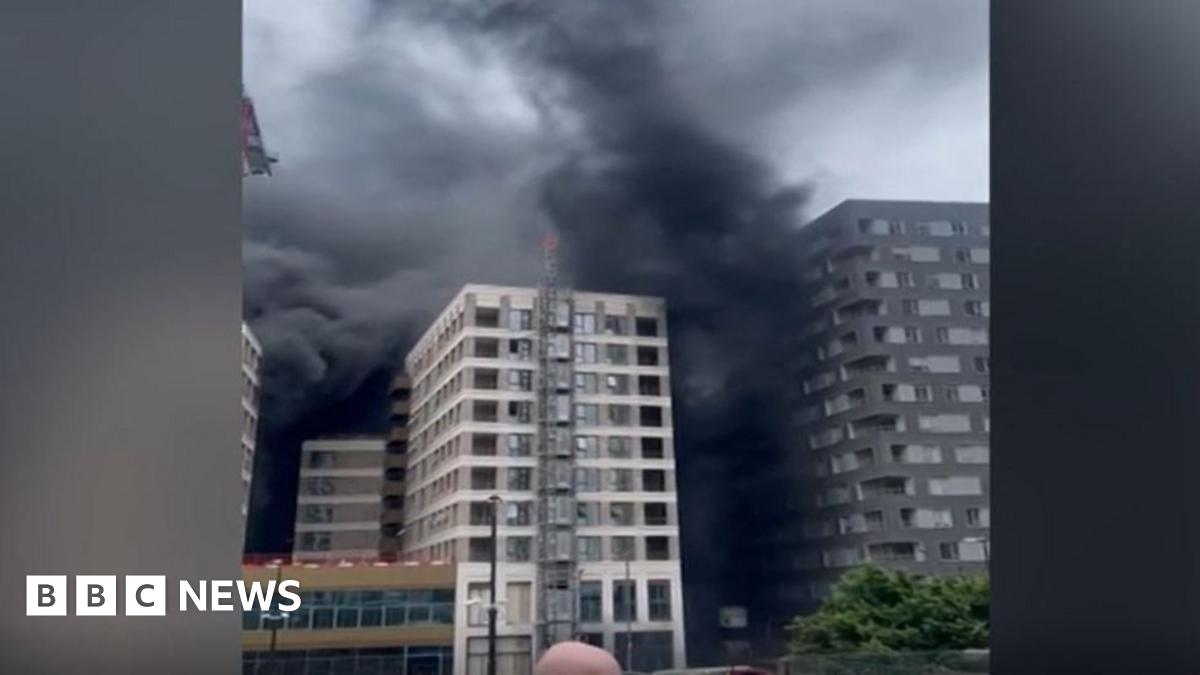 Canning Town: Seven hospitalised after fire at construction site - BBC News