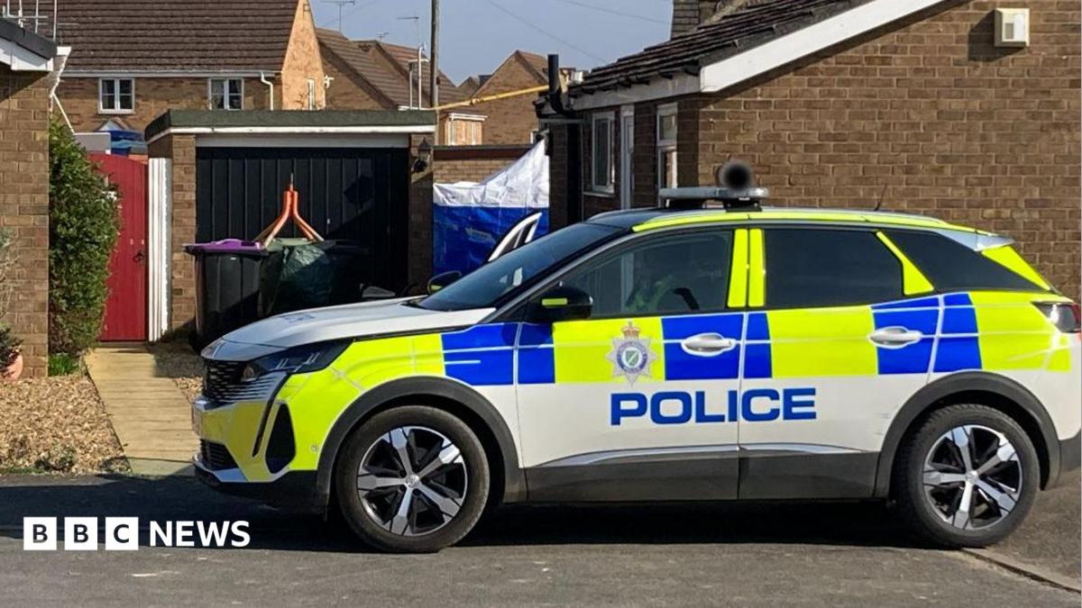 Human skeleton found in Brookside Close, Ancaster, police say - BBC News