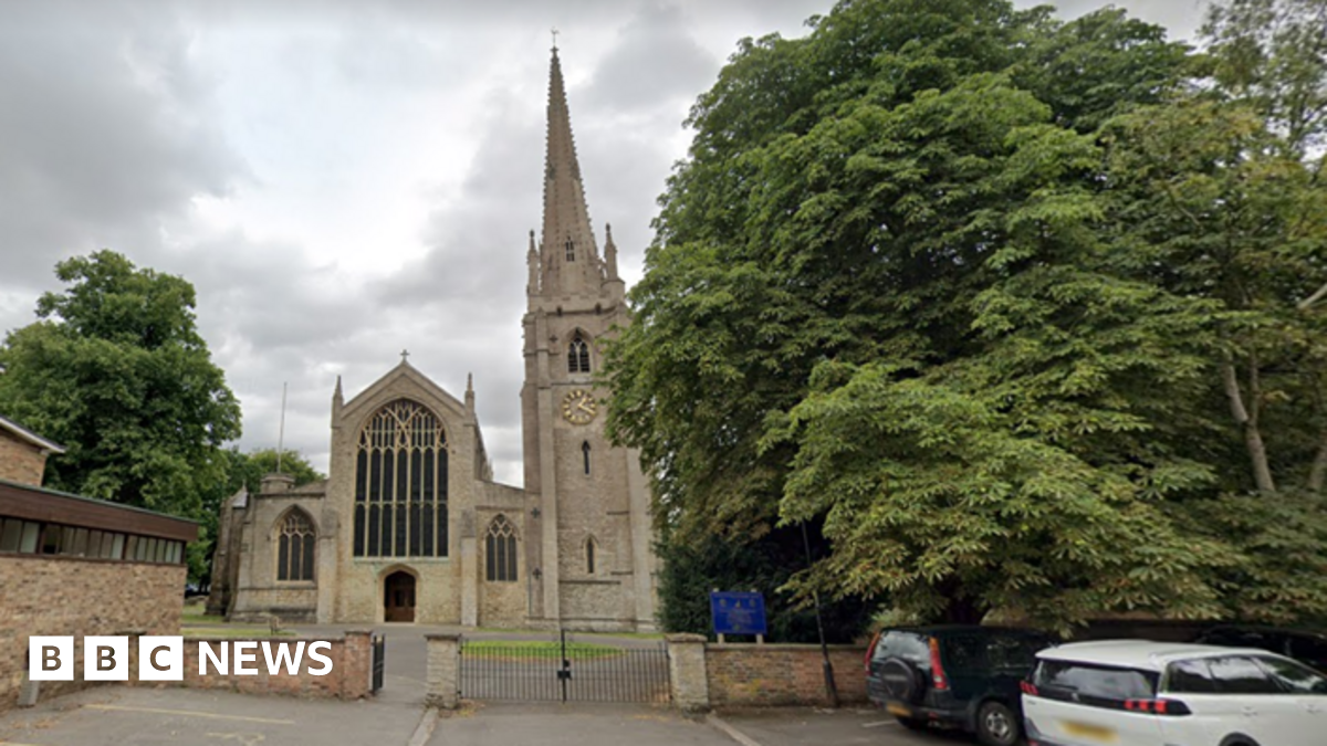 Body found in tent pitched in Spalding churchyard - BBC News