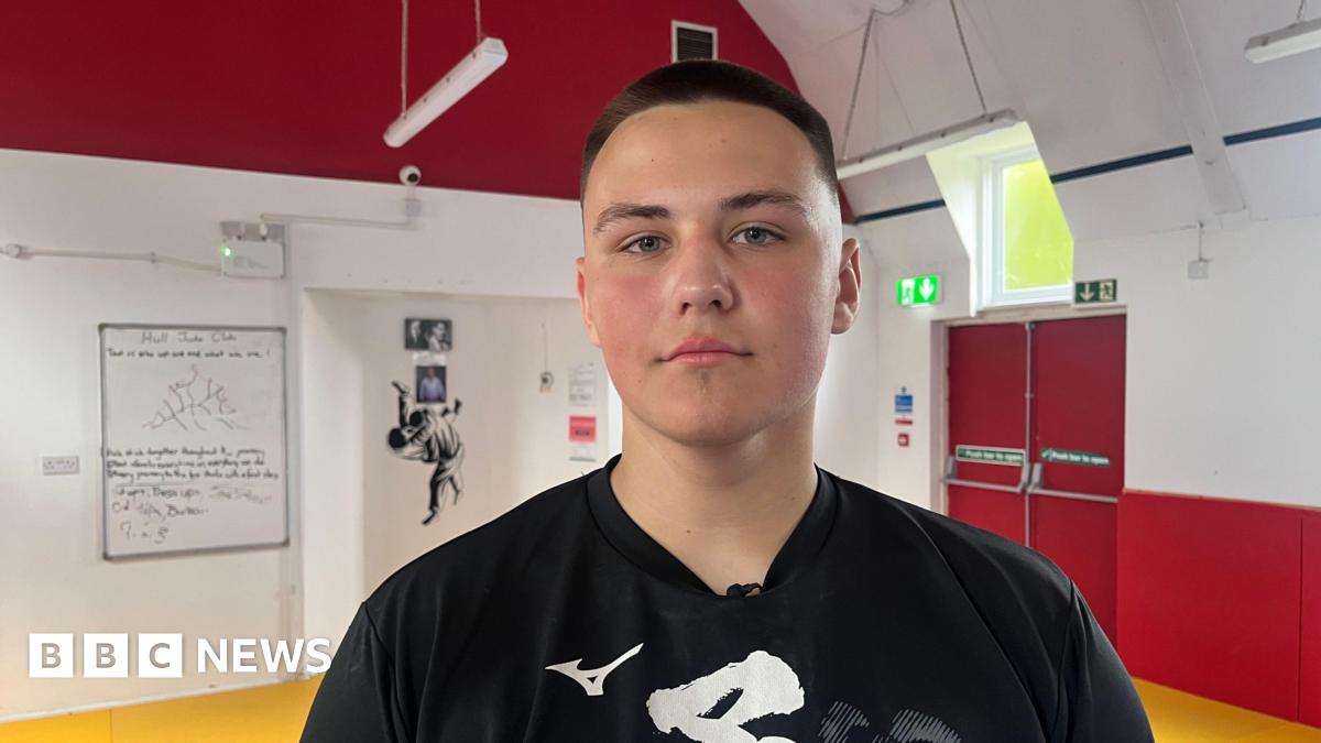 Hull teenager heads to Japan to become pro sumo wrestler - BBC News