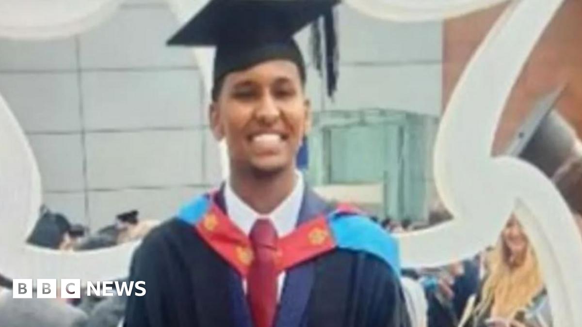 Manchester: Man jailed after recording murder trial on phone - BBC News