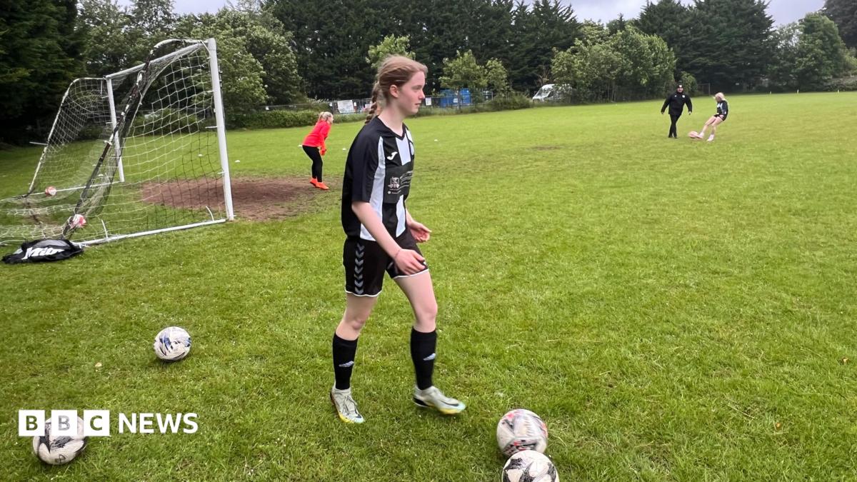 Odd Down football club launches first women's team in 123 years - BBC News