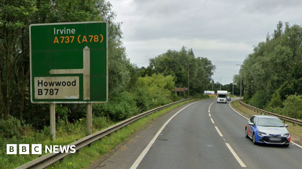 Woman and four horses killed in crash in Renfrewshire - BBC News