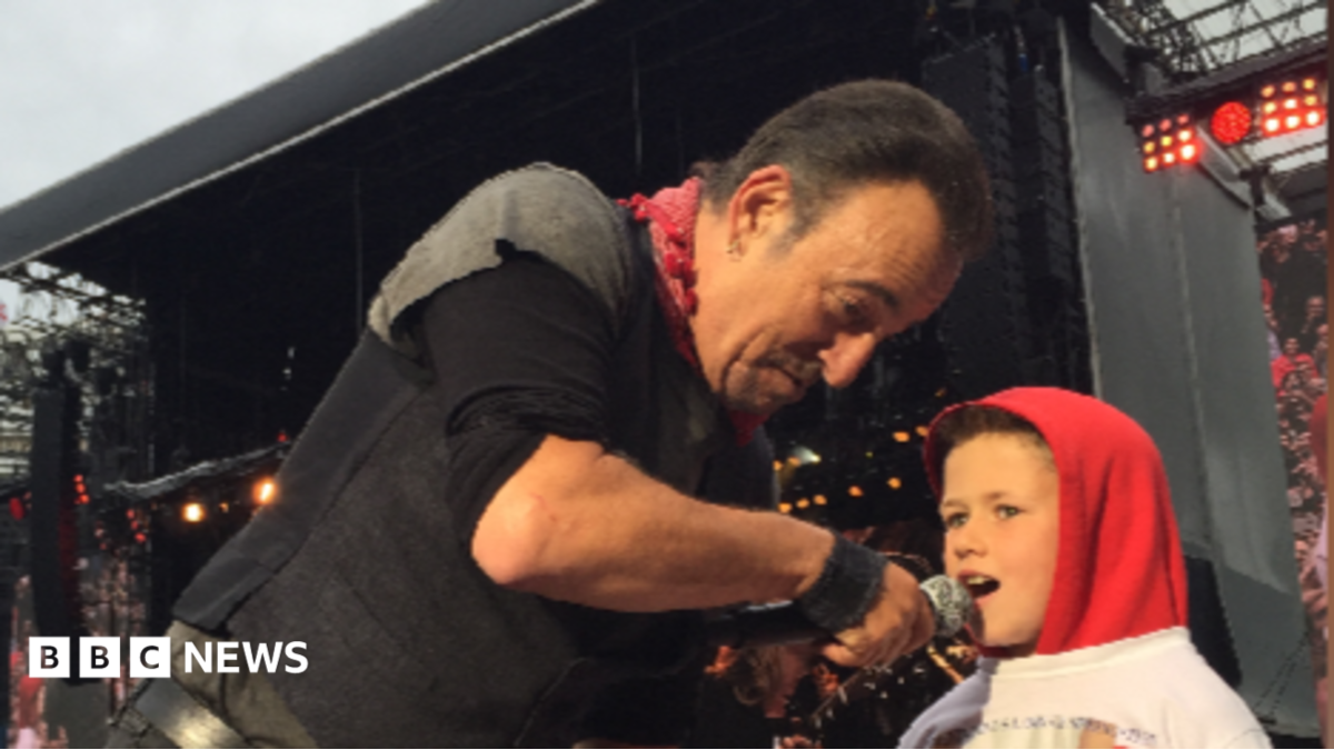 Bruce Springsteen fan recounts singing on stage with The Boss - BBC News