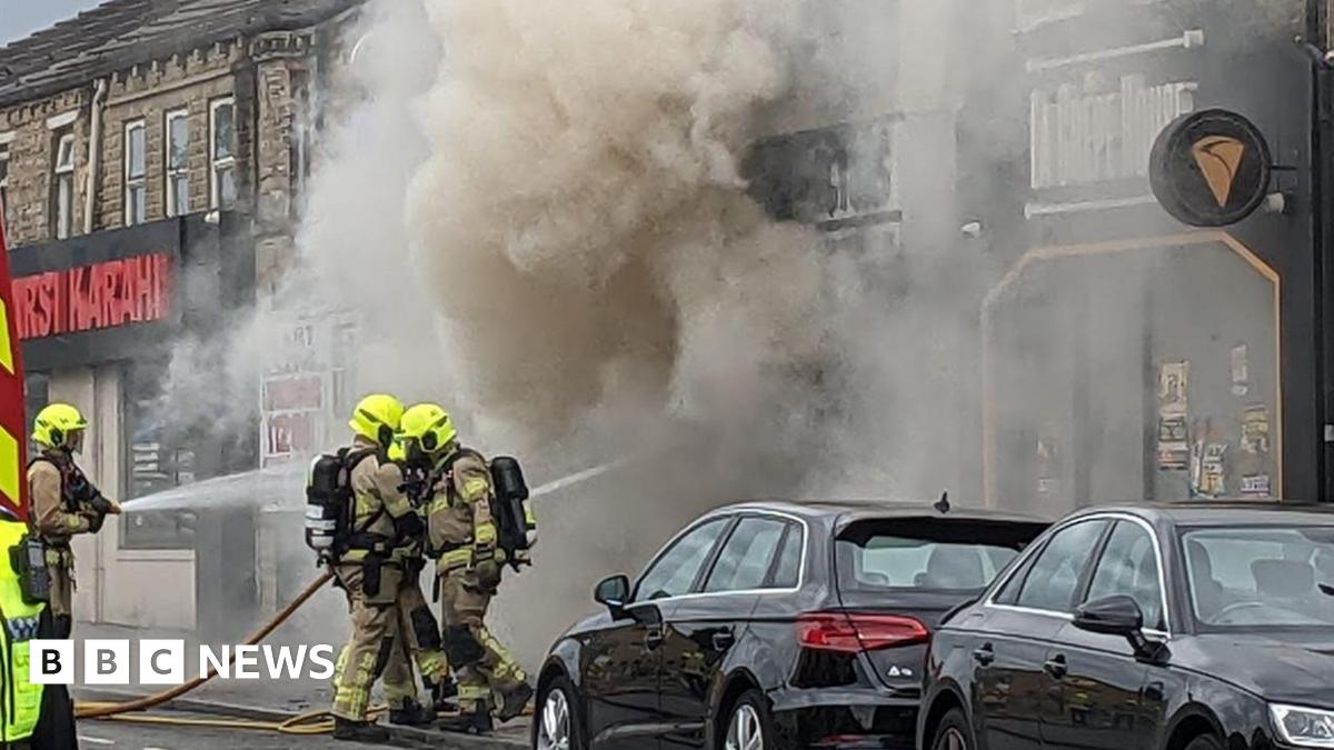 Bradford: Investigation launched into major shop blaze - BBC News