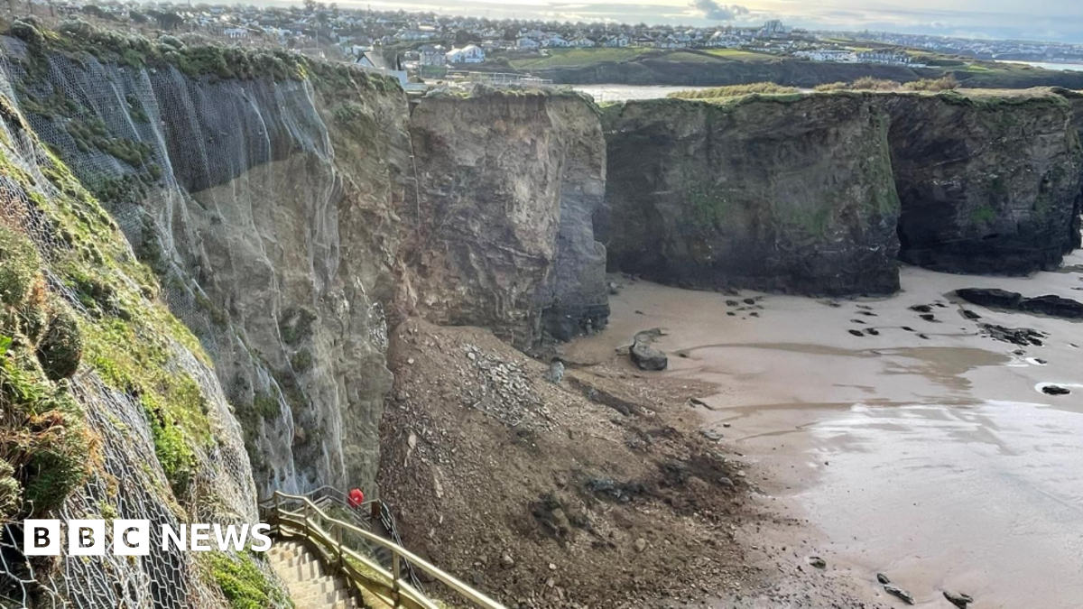 Whipsiderry: Huge cliff fall at luxury seaside housing site - BBC News