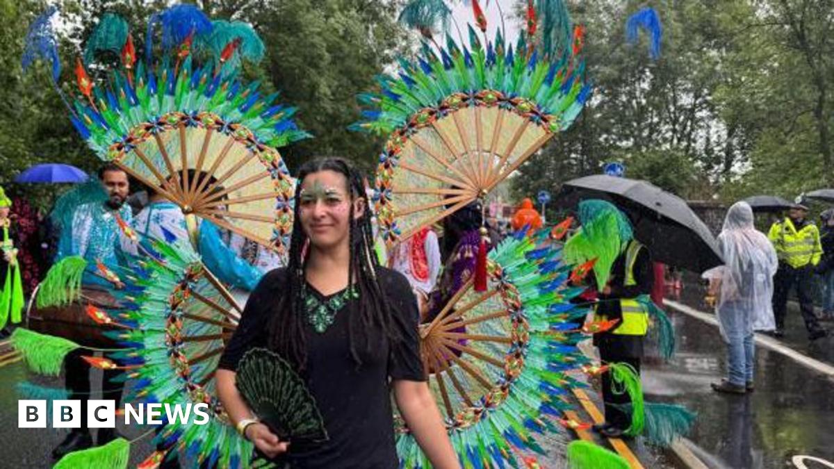 Hundreds gather for Stoke-on-Trent's centenary parade - BBC News