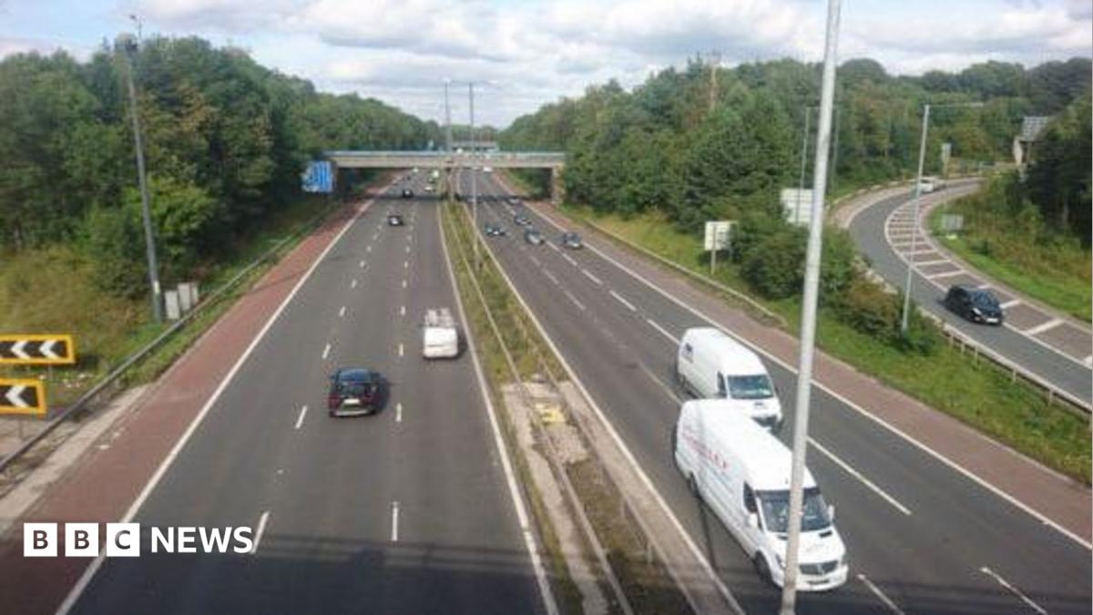 Manchester Airport warning for passengers amid M56 closure - BBC News