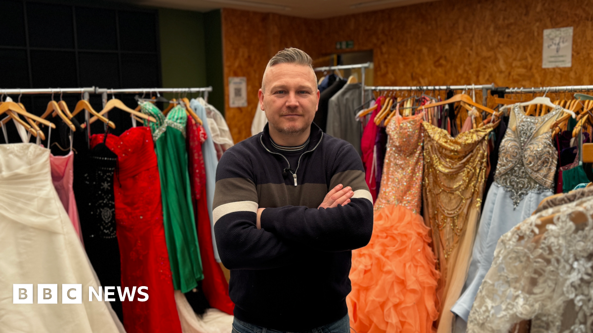 100 prom dresses donated so Washington youngsters can go to ball - BBC News