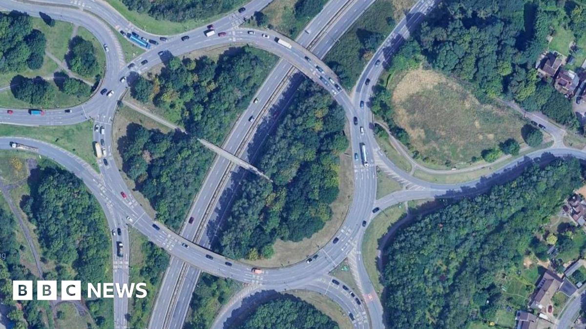 Overnight closures at Northampton Queen Eleanor roundabout - BBC News