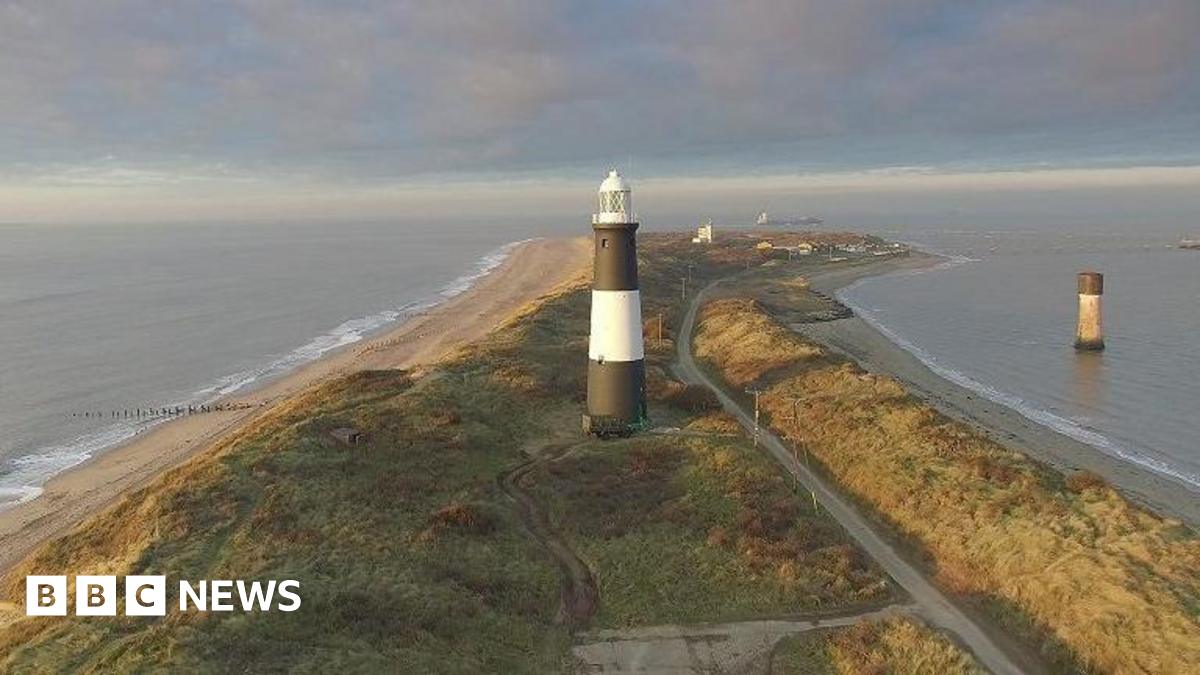 Spurn Lighthouse in need of volunteers with 'head for heights' - BBC News