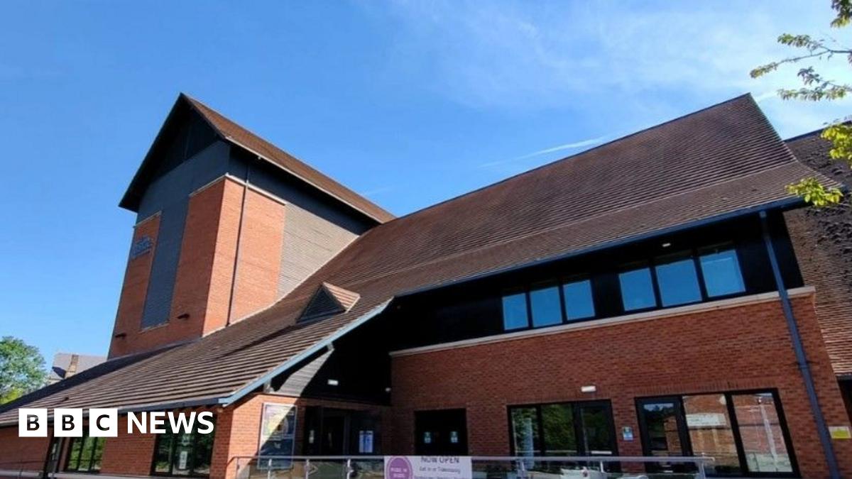 Castle Theatre in Wellingborough amazed by exhibit contributions - BBC News