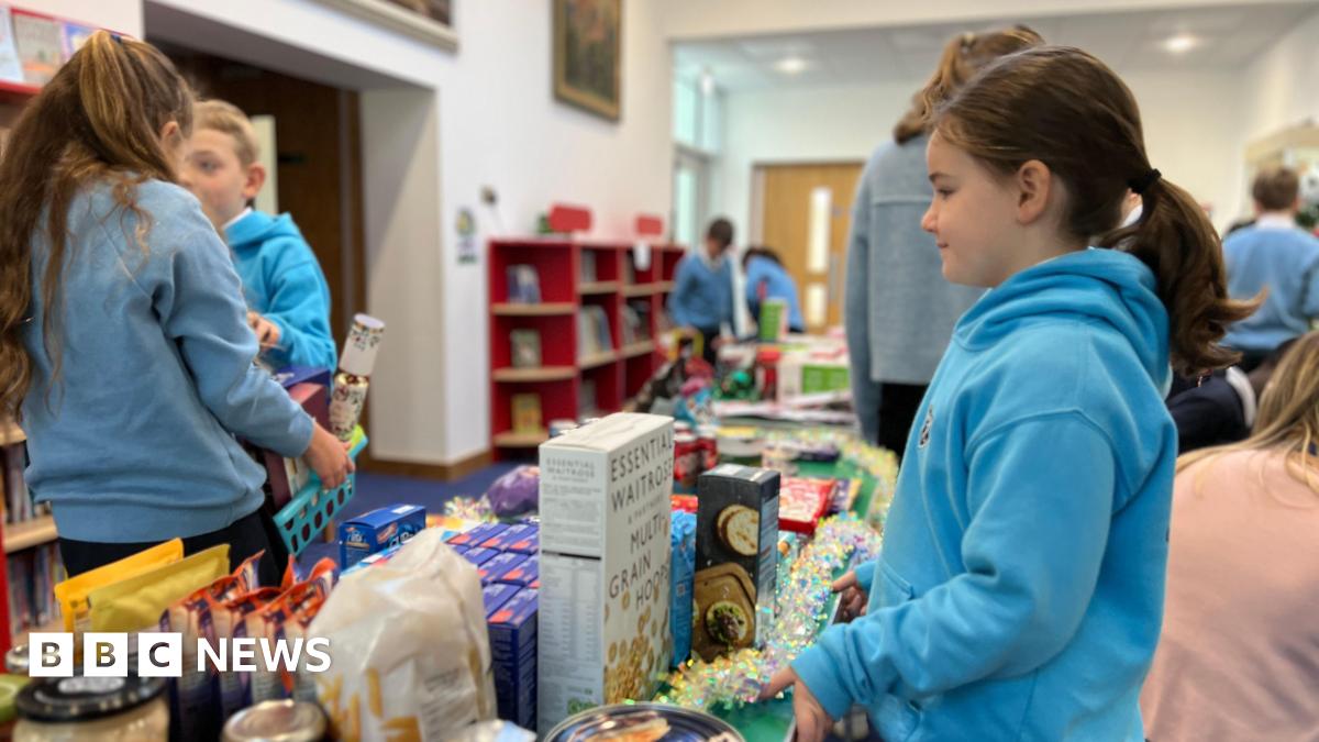 Jersey schoolchildren make Christmas hampers for food bank - BBC News